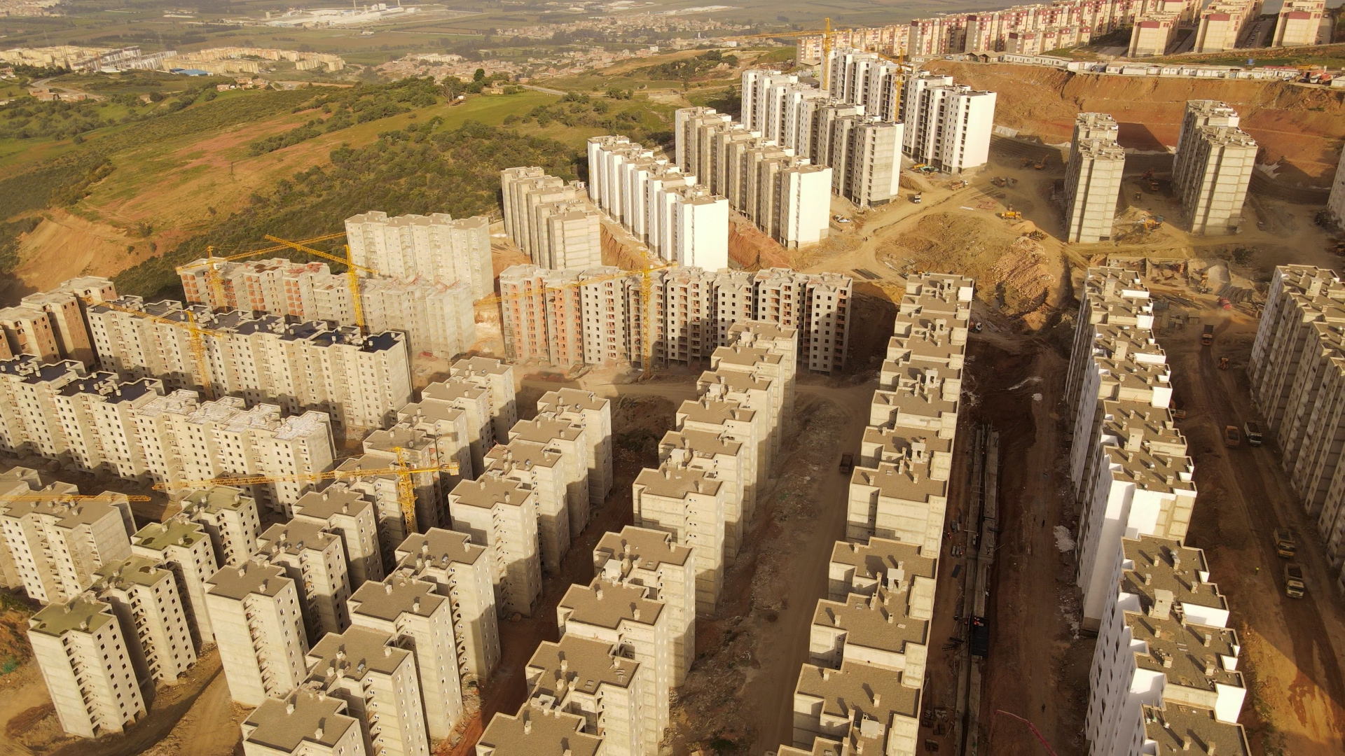 Le ministre de l’Habitat, de l’Urbanisme et de la Ville, Monsieur ...