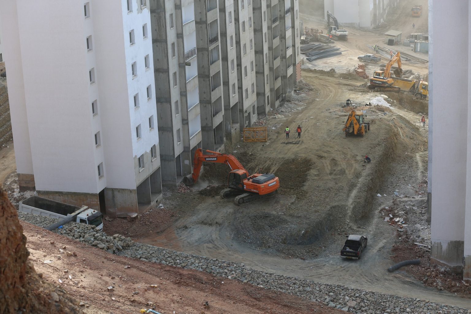 Le ministre de l’Habitat, de l’Urbanisme et de la Ville, Monsieur ...